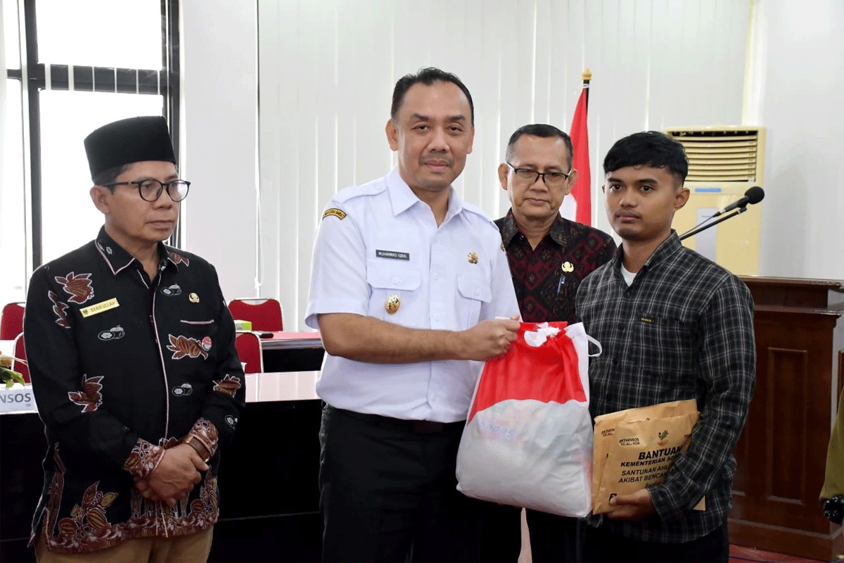 Korban Banjir Bandang Agam Terima Santunan, Jaminan Hidup hingga Uang ...